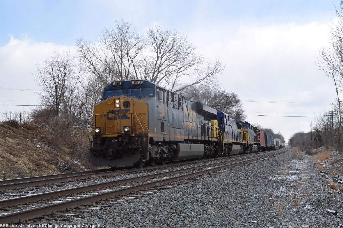 CSX 858 and train Q031